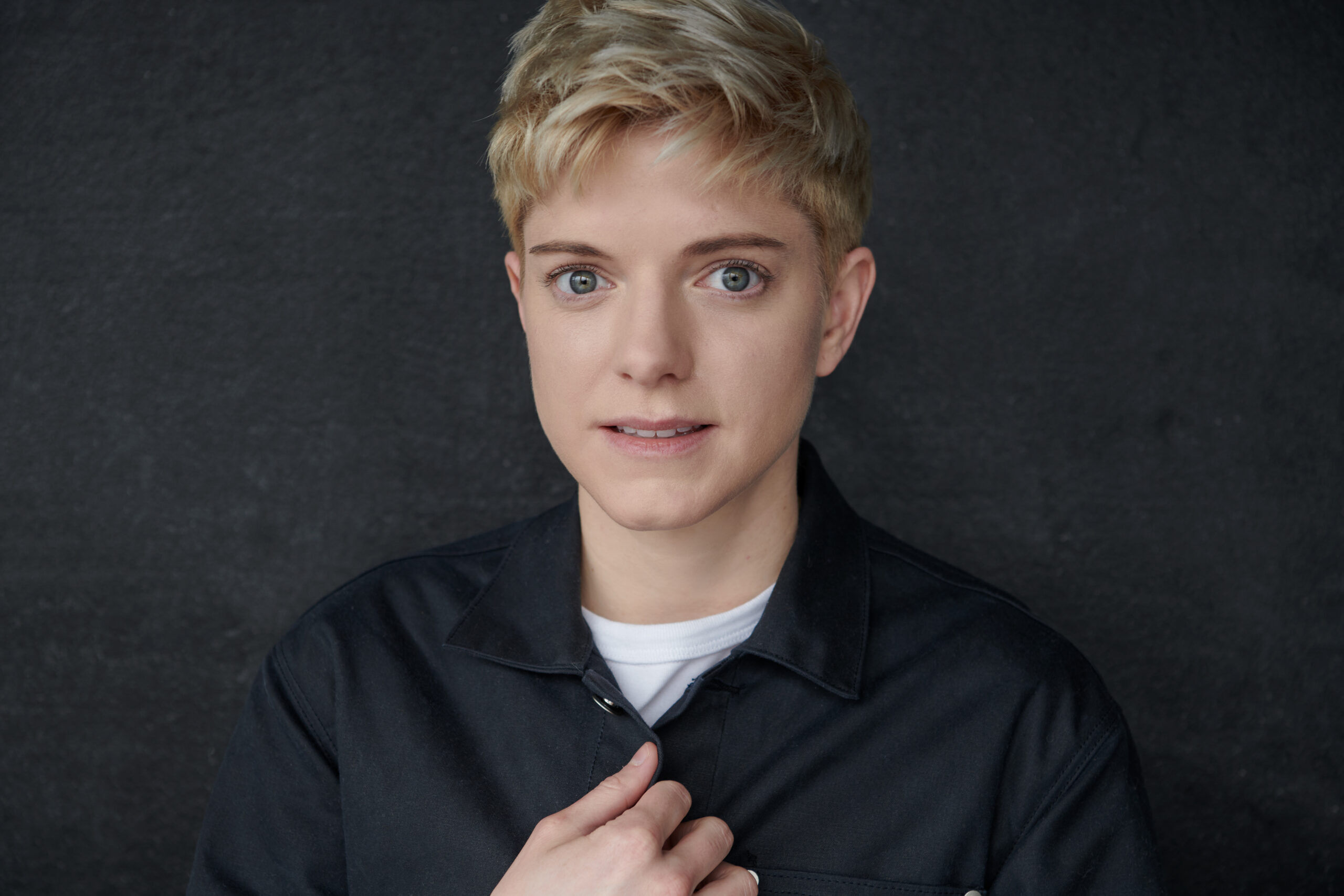 Feel Good Star Mae Martin Set to Make Their Hourlong Netflix Stand-Up ...