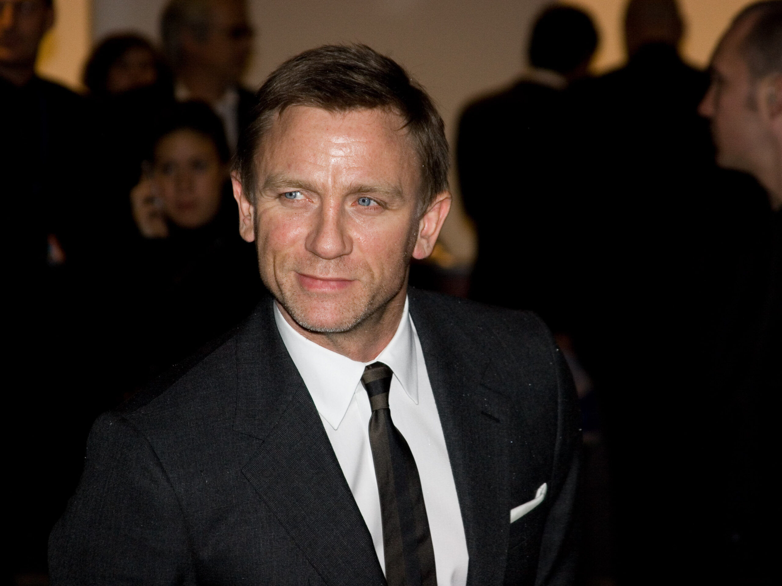 A Thirsty New Pic of Daniel Craig Has the Internet Wondering Something ...