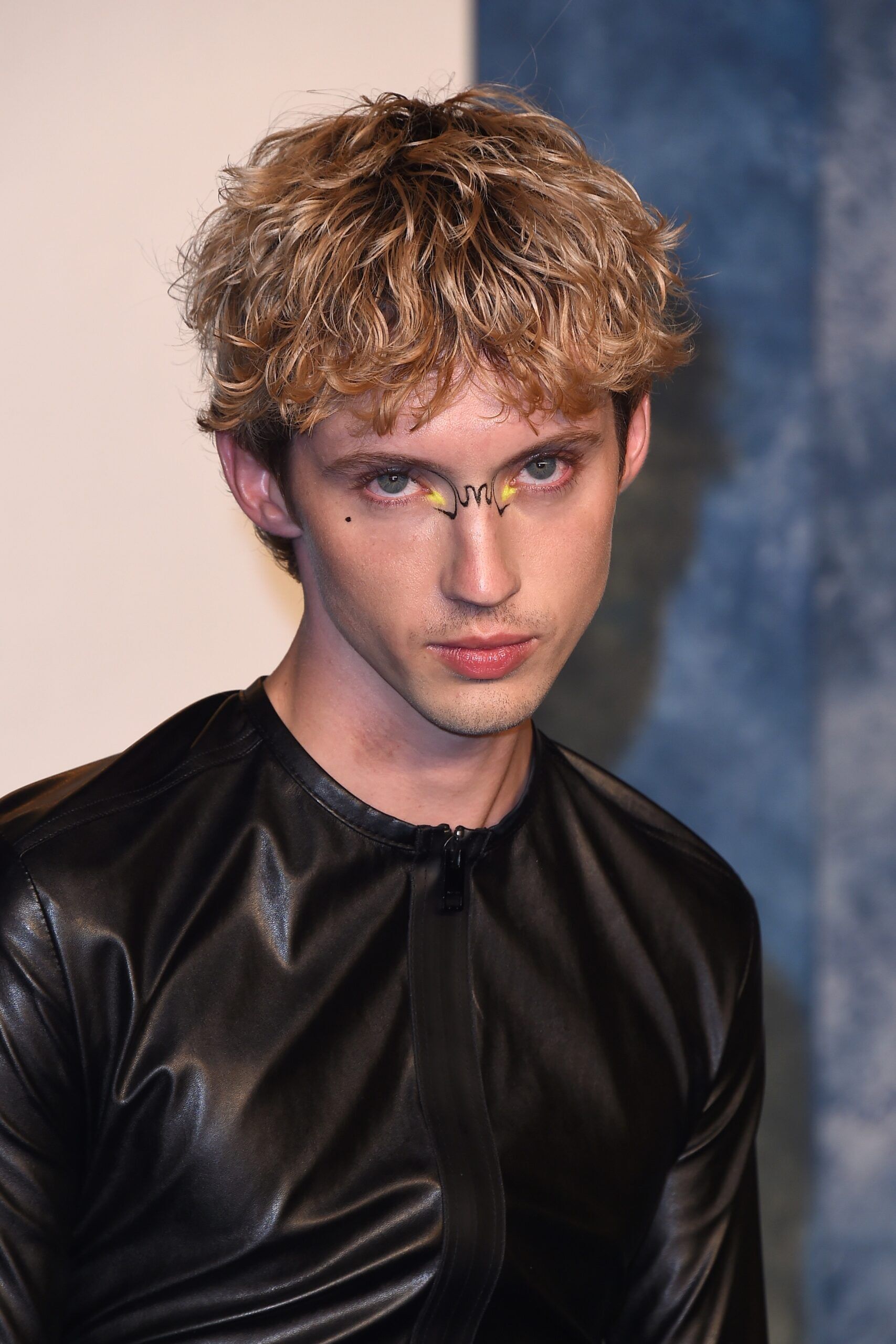 Troye Sivan Seemingly Snubbed This Gay Icon During a Lie Detector Test ...