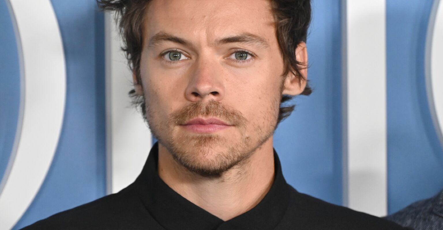 Harry Styles officially debuts his buzz-cut hairstyle to launch his new ... Harry Styles officially debuts his buzz-cut hairstyle to launch his new ...