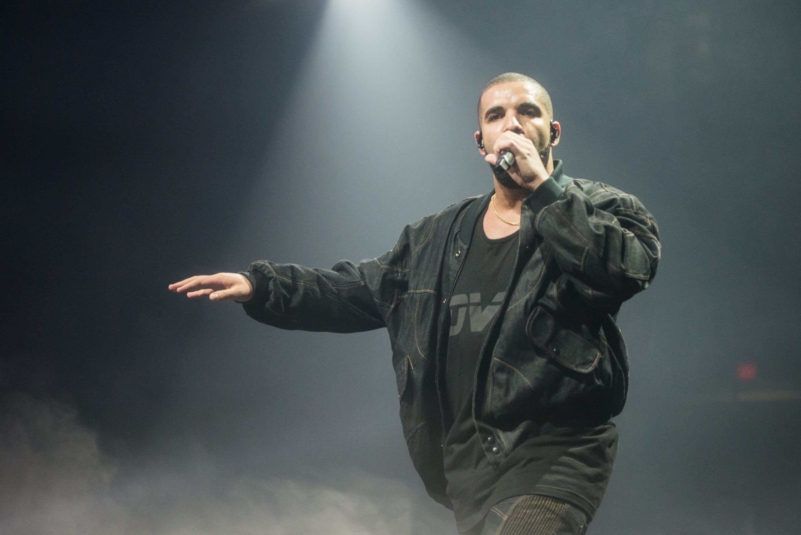 Drake's new fit has the gays wondering something - INTO