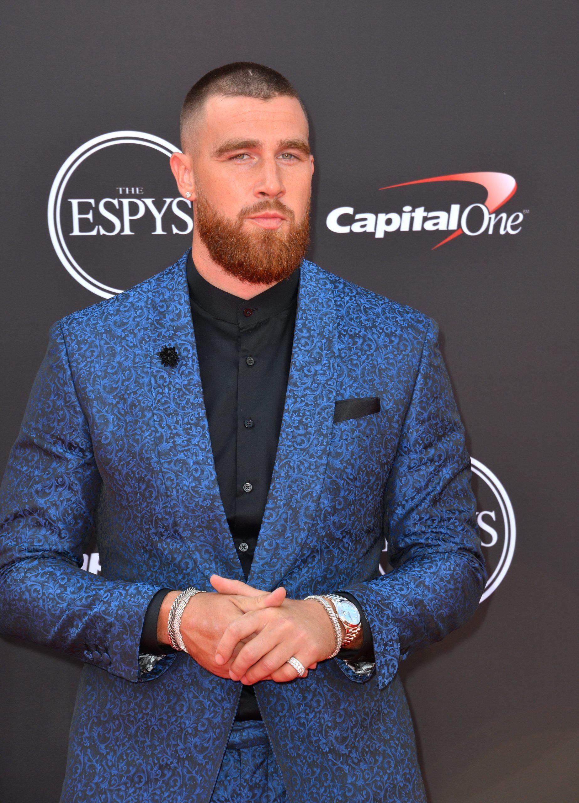 This Travis Kelce fit is reminding the gays of something - INTO